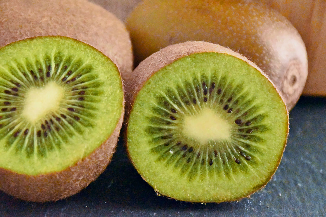 Kiwi in neuen Farben: So schmecken rote & gelbe Kiwi-Früchte | Botanik ...