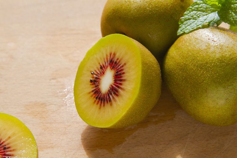 Kiwi in neuen Farben: So schmecken rote & gelbe Kiwi-Früchte | Botanik ...